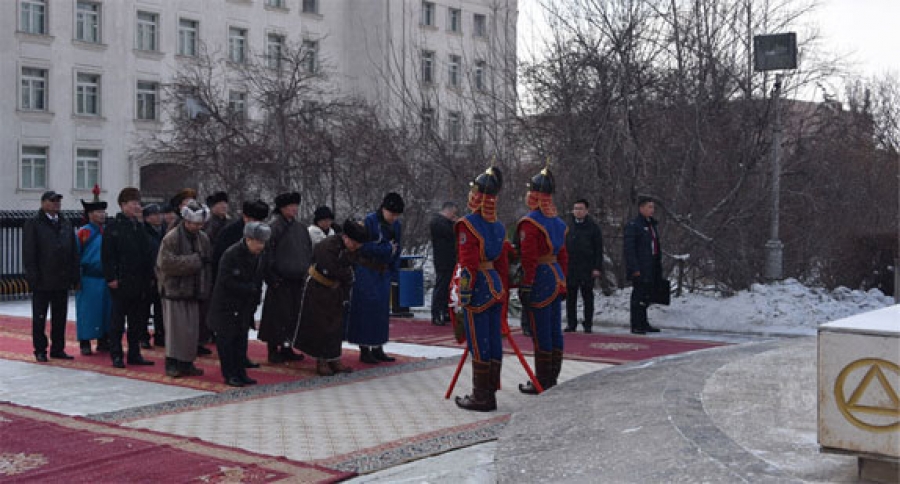 Төрийн өндөрлөгүүд Тамганы хөшөөнд цэцэг өргөв - Гэрэл гэгээ