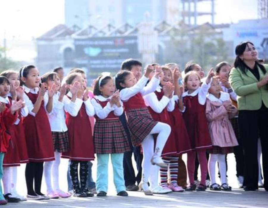 Сурагчийн дүрэмт хувцсыг аль компаниас авахаа сургууль шийднэ Гэрэл гэгээ