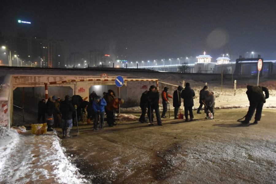 Иргэд сайн дураараа зам цэвэрлэж байна - Гэрэл гэгээ